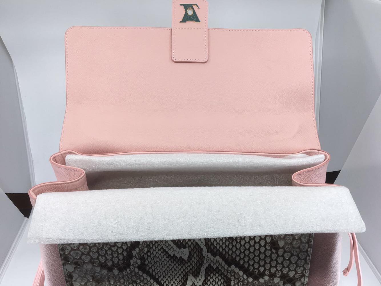 Louis Vuitton Women's Pink Python Leather Lockme MM Handbag – Luxuria & Co.