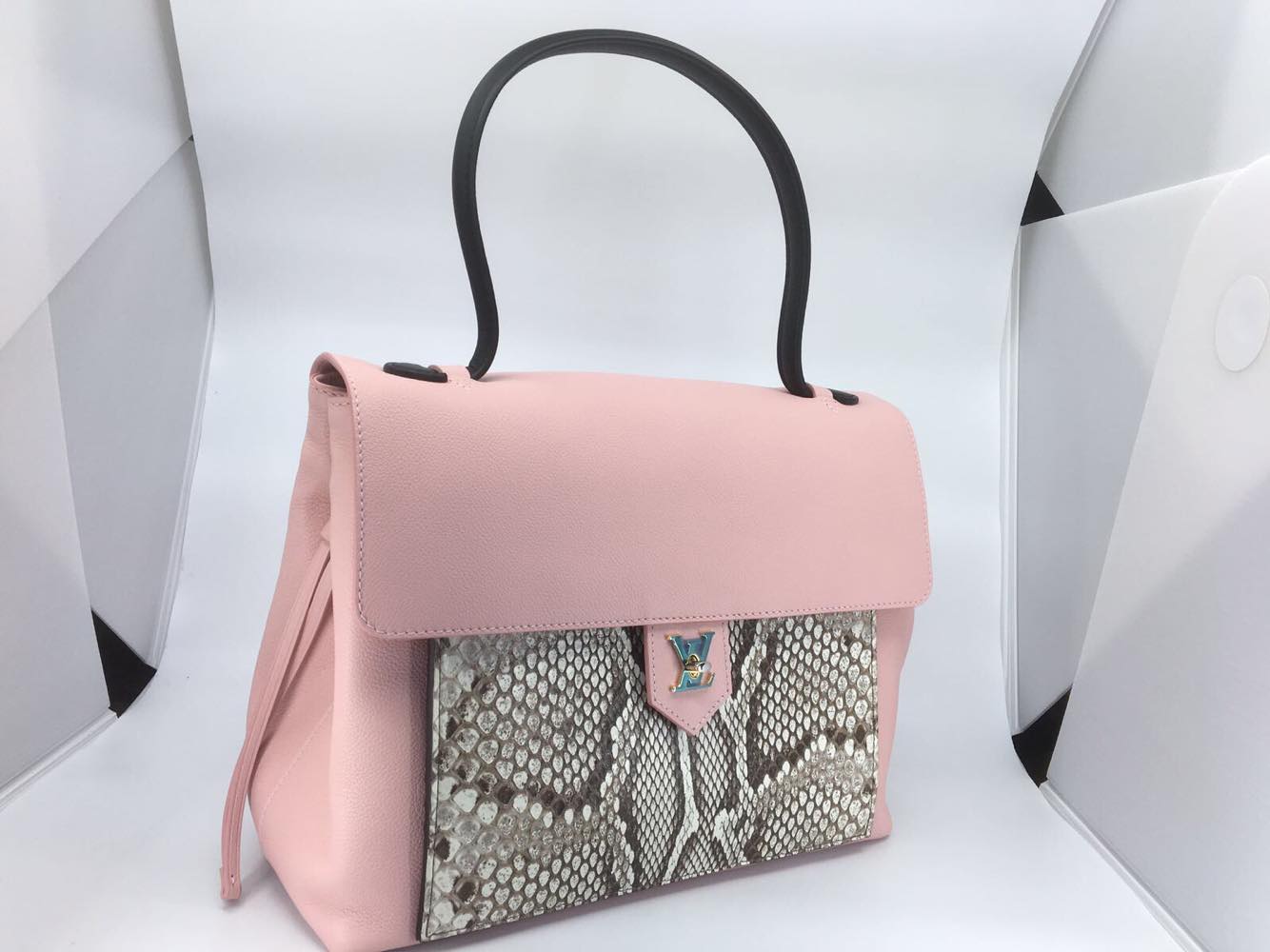Louis Vuitton Women's Pink Python Leather Lockme MM Handbag – Luxuria & Co.